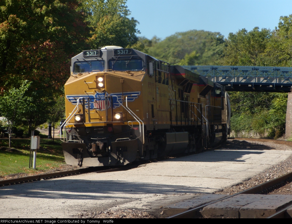 UP 5317 leads the QNPINP eastbound